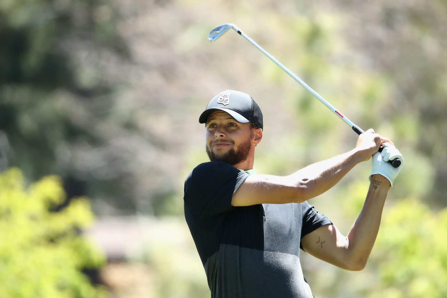 Watch Steph Curry enjoy his day-off playing Golf - Sportszion