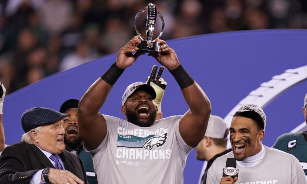 Watch: Bus stop collapses with Eagles fans on it during wild NFC ...