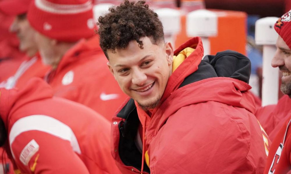 Chiefs QB Patrick Mahomes's goofy "dawg X-ray" got released by trainer ...