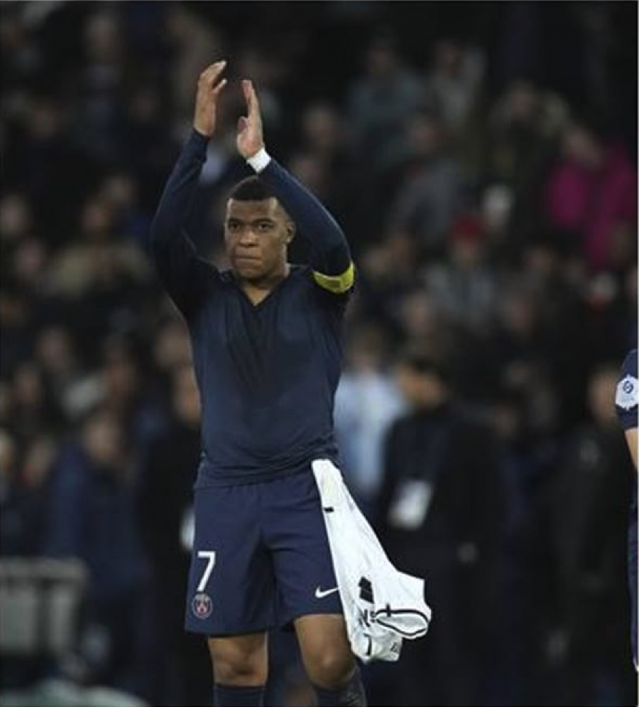 Cristiano Ronaldo fans slap Lionel Messi for lack of sportsmanship ...