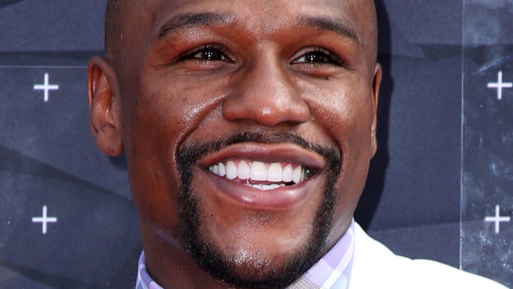 "Still the face of boxing": Fans mesmerized as Floyd Mayweather ...