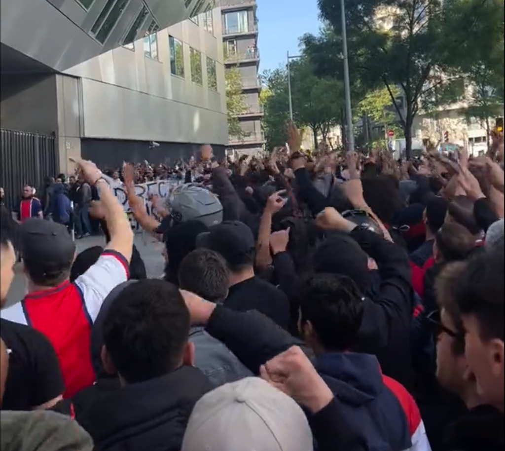 WATCH: PSG supporters screaming “Leo Messi, son of a b**ch” in front of ...