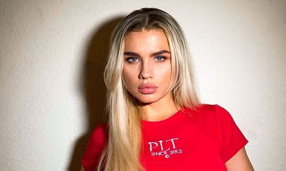 OnlyFans model turned KingPyn boxer “flashed b**bs” at crowd after ...