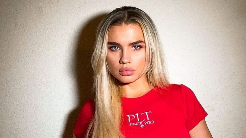 OnlyFans model turned KingPyn boxer “flashed b**bs” at crowd after ...